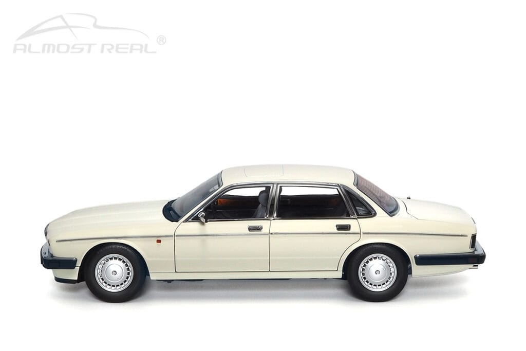 Almost Real - 1:18 Jaguar Daimler XJ6 (XJ40) Glacier White | Model Universe
