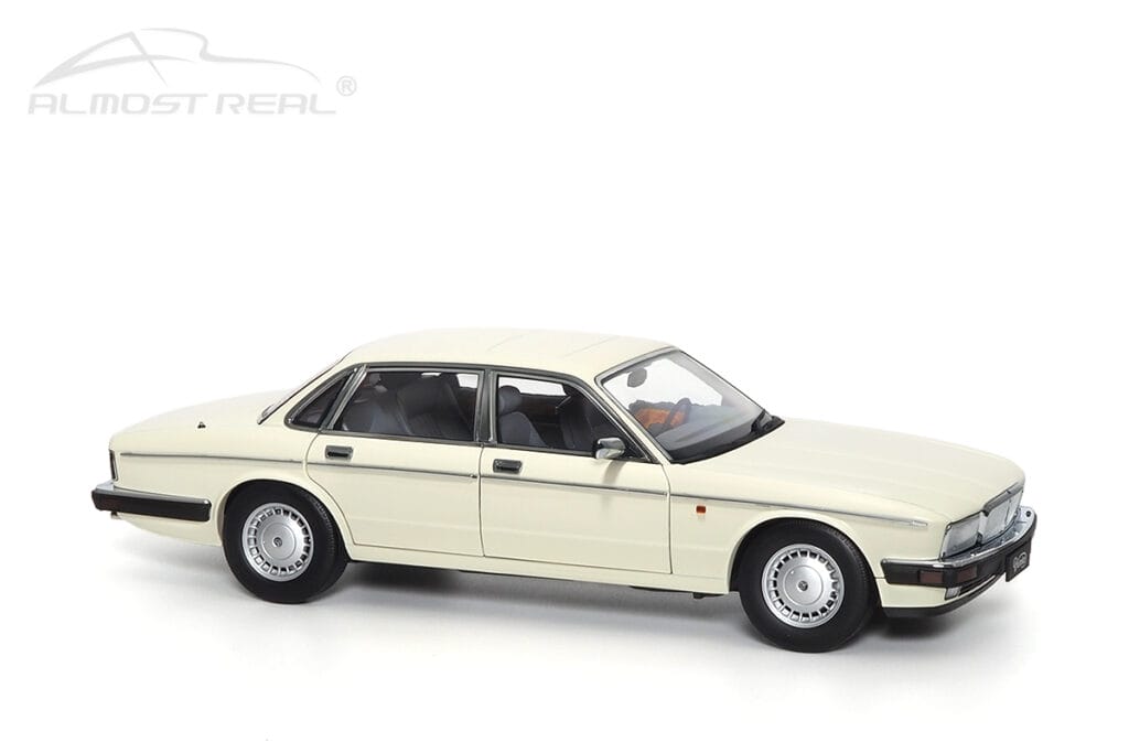 Almost Real - 1:18 Jaguar Daimler XJ6 (XJ40) Glacier White
