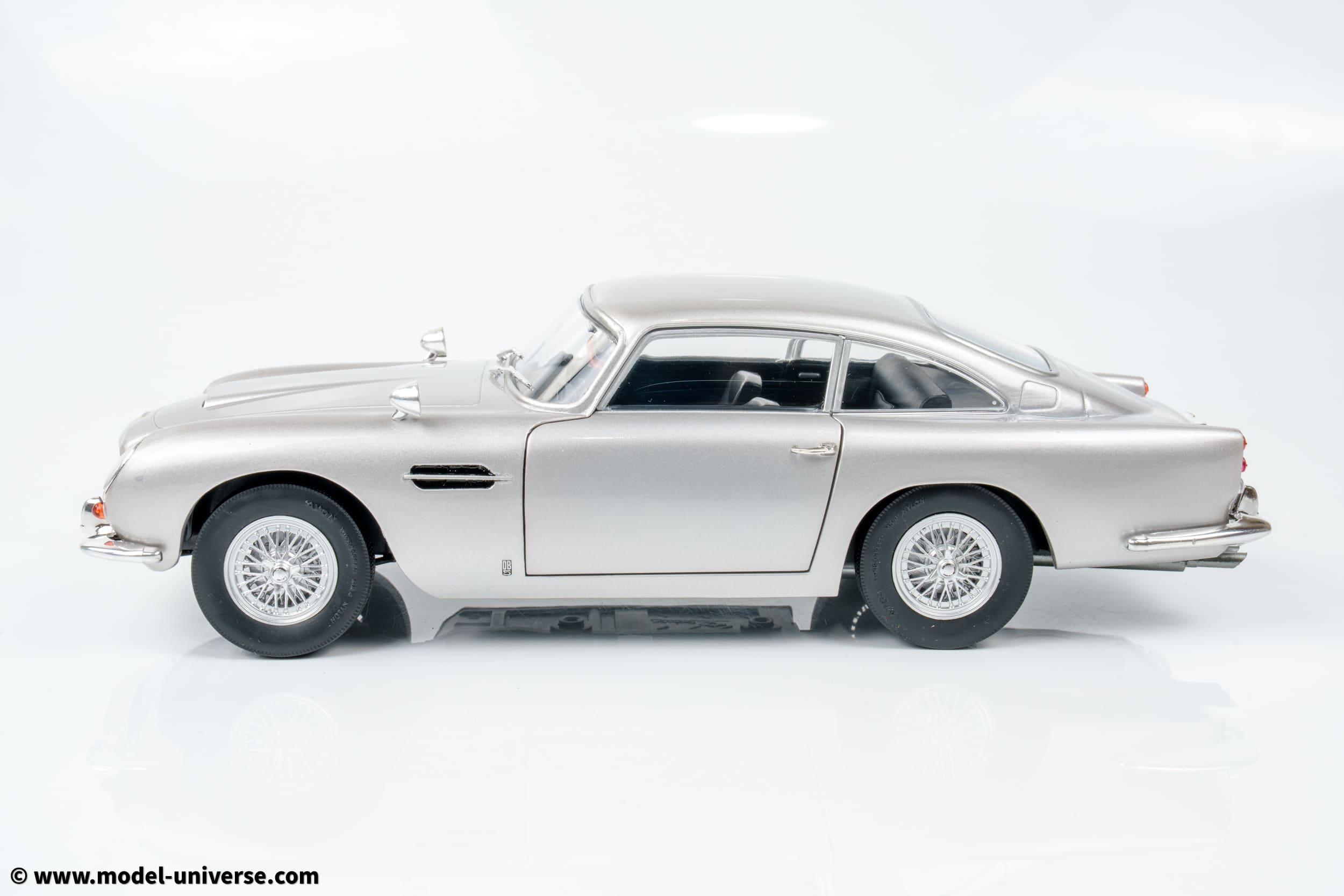 Solido 1:18 Aston Martin DB5 Birch Silver (S1807101) Model Car
