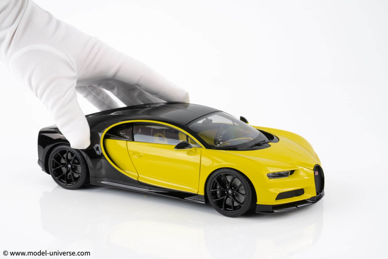 AUTOart - 1:18 Bugatti Chiron (Yellow Molsheim/Nocturne Black ...