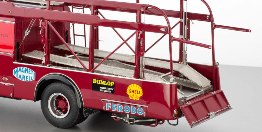 CMC - 1:18 Ferrari Racing Transporter Fiat 642 RN2 Bartoletti 1957 Red