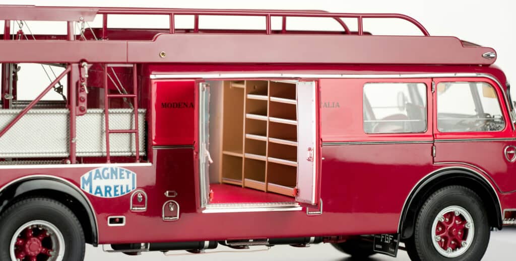 CMC - 1:18 Ferrari Racing Transporter Fiat 642 RN2 Bartoletti 1957 Red