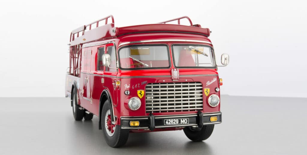 CMC - 1:18 Ferrari Racing Transporter Fiat 642 RN2 Bartoletti 1957 Red