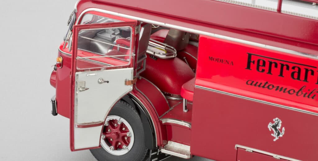 CMC - 1:18 Ferrari Racing Transporter Fiat 642 RN2 Bartoletti 1957 Red
